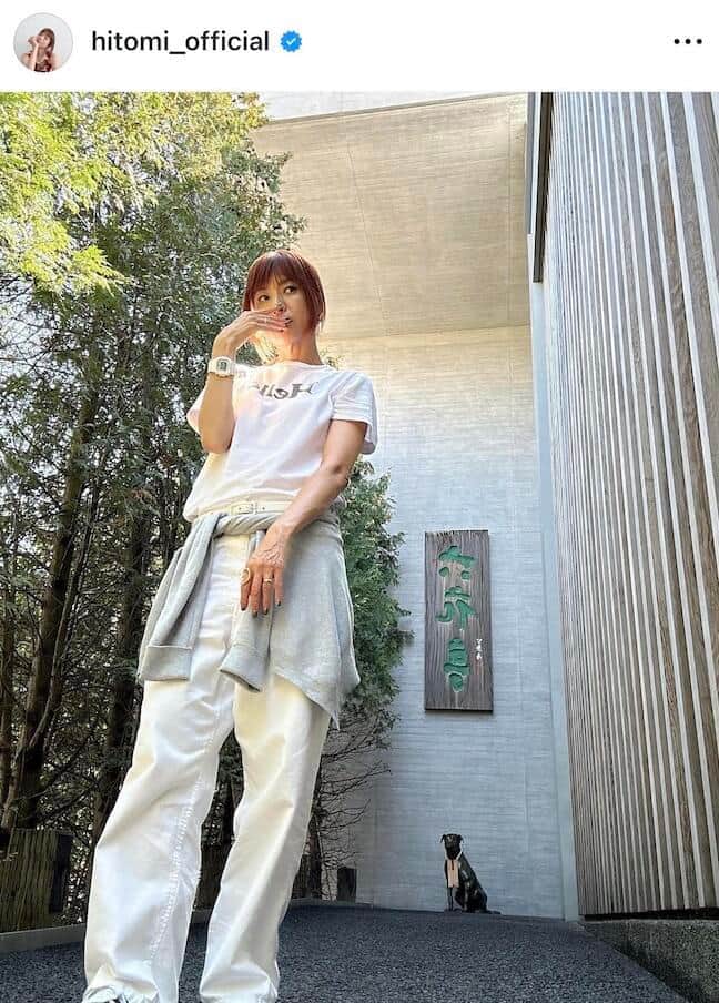 hitomi（48）超ミニ丈ショーパンで美脚あらわ 「相変わらずステキ」「変わらないスタイル最高です」: J-CAST ニュース