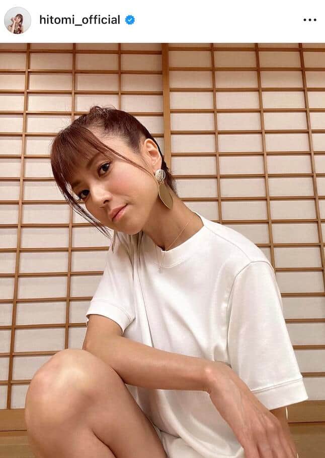 hitomi（48）超ミニ丈ショーパンで美脚あらわ 「相変わらずステキ」「変わらないスタイル最高です」: J-CAST ニュース