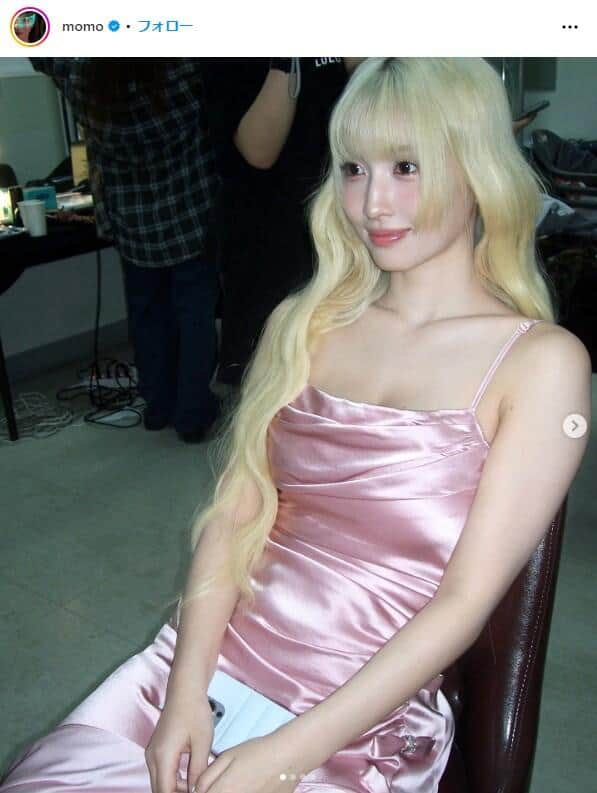 TWICEモモ、金髪ロング＆光沢ワンピに変身 「本物のバービー人形？！」「とても美しい」: J-CAST ニュース