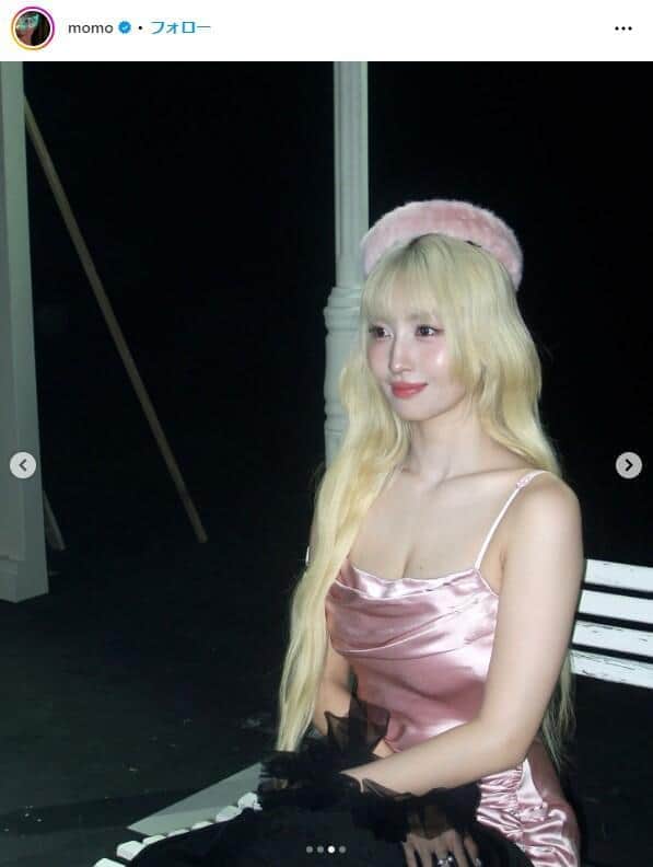 TWICEモモ、金髪ロング＆光沢ワンピに変身 「本物のバービー人形？！」「とても美しい」: J-CAST ニュース