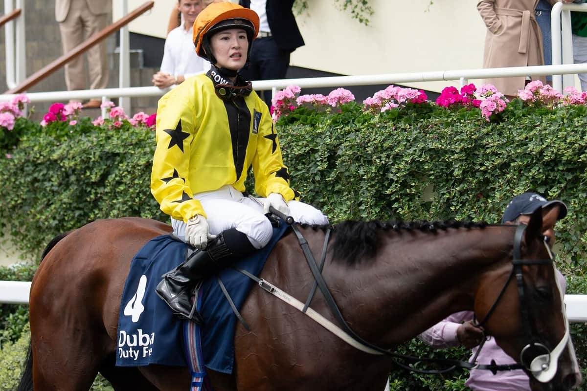 藤田菜七子騎手のスマホ使用は「二重処分」？ JRAは反論、聞き取りで「他者との通信」めぐりウソあったと説明: J-CAST ニュース