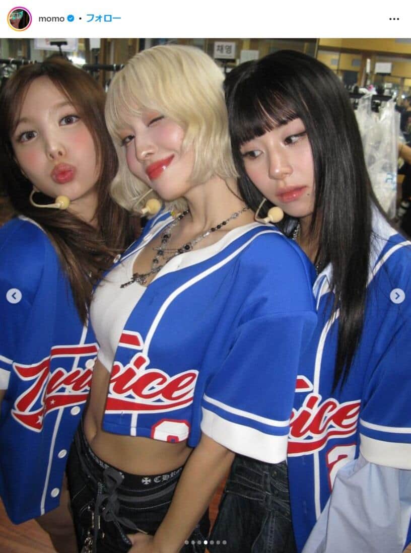 TWICEモモ「9周年記念」でデコルテ＆美脚あらわ...へそ出しショットも 「毎日最高のビジュ更新してる」: J-CAST ニュース