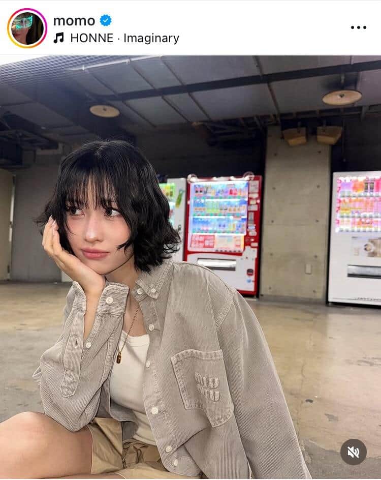 「美しい」TWICEモモ、肩出し大胆ドレスの破壊力 意味深カメラ目線にファン悶絶「いつ観ても綺麗で可愛い」: J-CAST ニュース