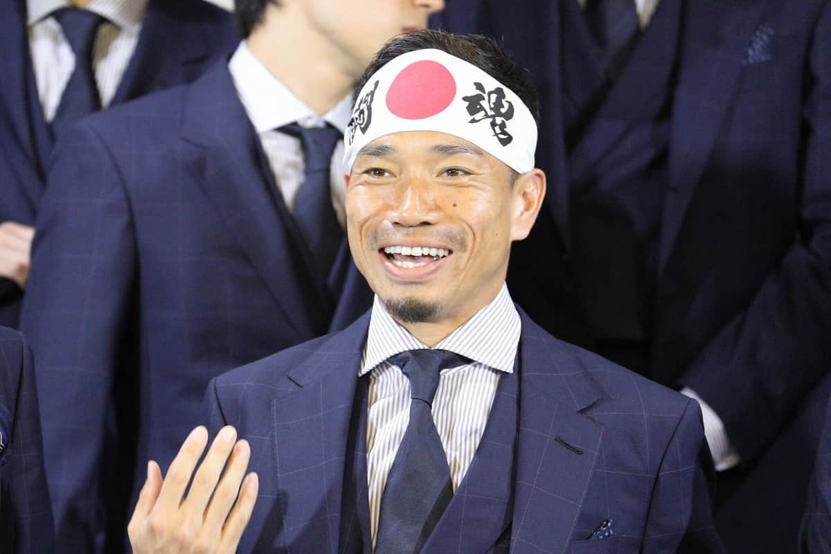 サッカー日本代表、事前合宿地メキシコへ 長友佑都、成田で「闘魂」日の丸ハチマキに歓声→到着時はカウボーイハットで歓迎: J-CAST ニュース