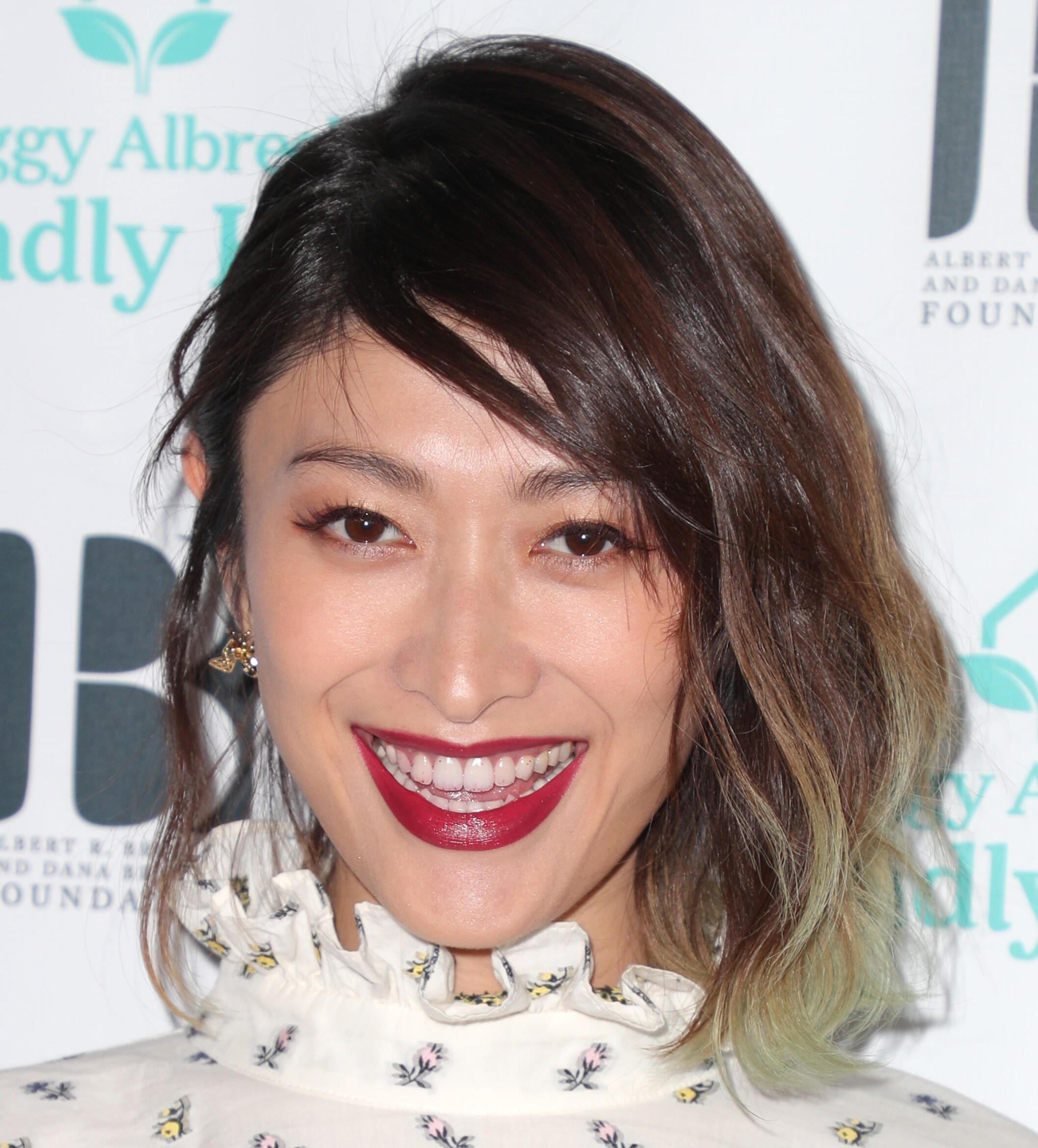 山田優に「電撃ネットワーク入れそう」「クジャクみたい」 青髪＆ヒョウ柄ファッションにSNS衝撃: J-CAST ニュース【全文表示】