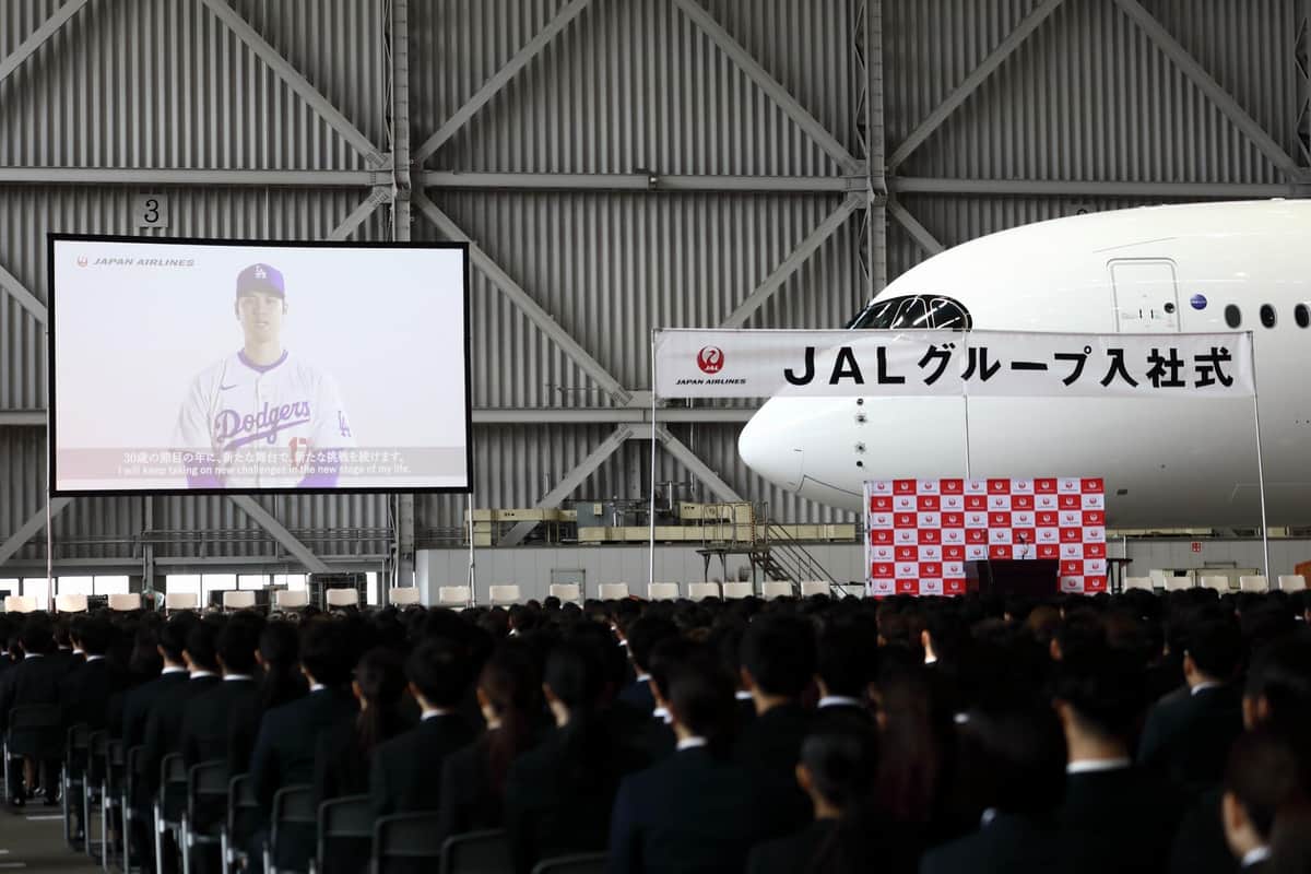 JAL入社式「ドジャースユニの大谷翔平」が「激レア」映像になった事情 翌日に「ANA」からの発表が...: J-CAST ニュース【全文表示】