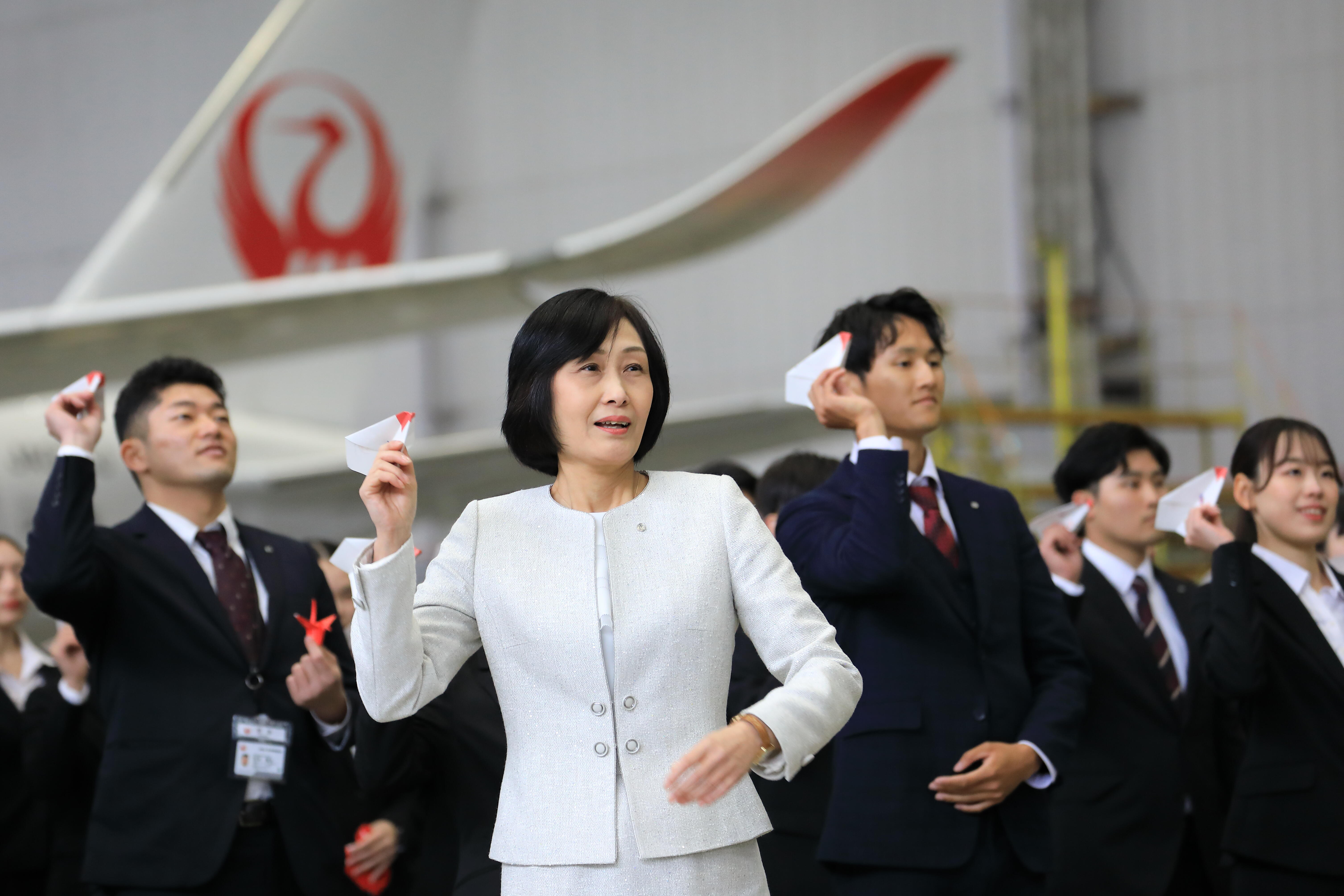 (2/2)大阪・関西万博の開幕までまもなく JAL入社式恒例の紙飛行機、まさかの「ミャクミャク仕様」に: J-CAST ニュース